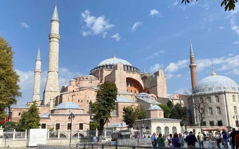 How To Dress In Turkey: Balancing Comfort And Culture