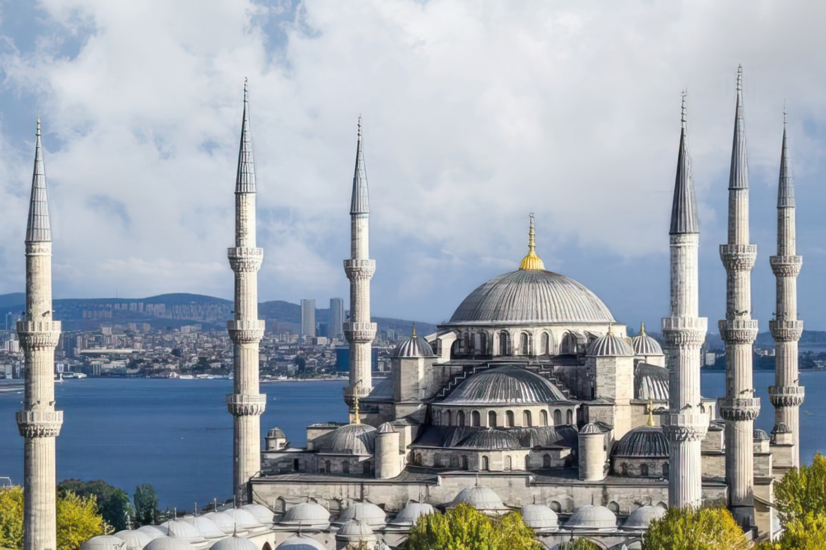 Explorer's Guide: 7 Most Famous Mosques & Churches Istanbul Has To Offer
